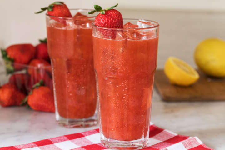 Refreshing Strawberry Iced Tea Recipe - Luzianne Tea