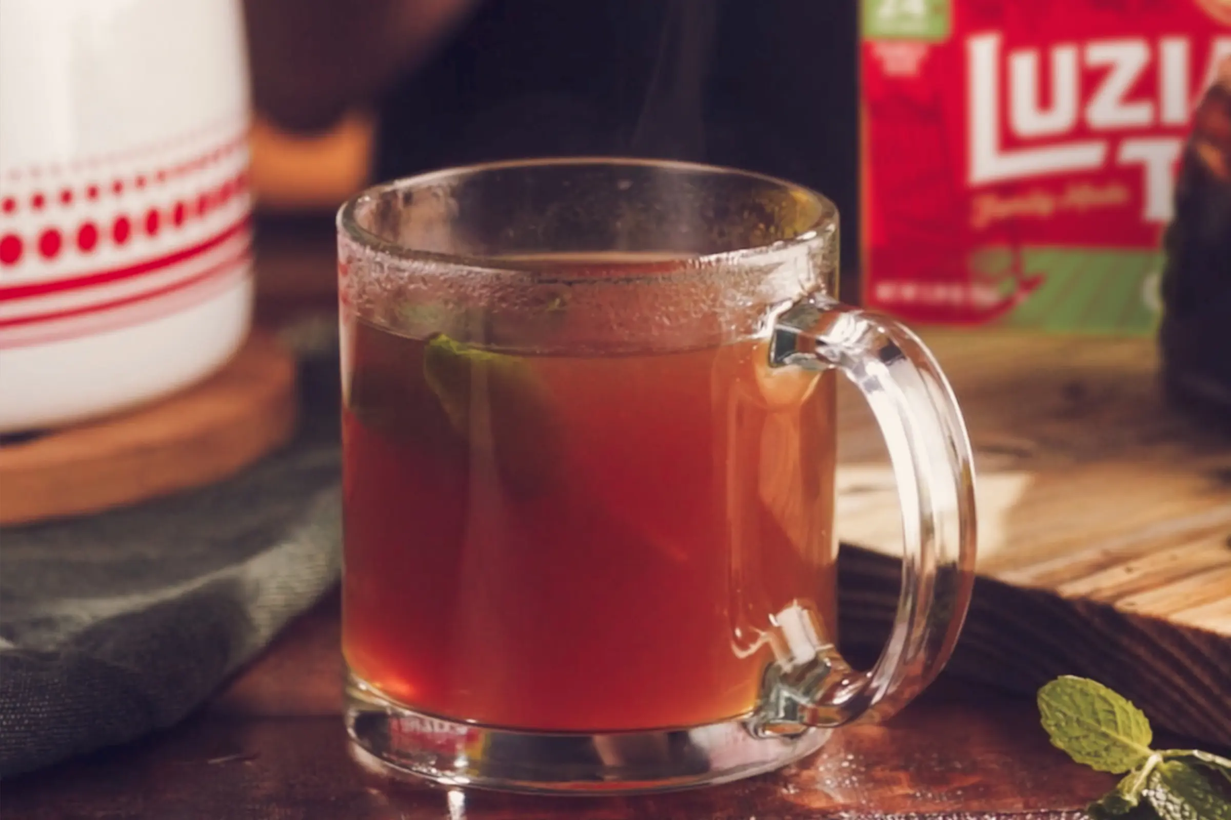 Manhattan on the Mississippi Sweet Tea Cocktail Recipe – Luzianne® Tea