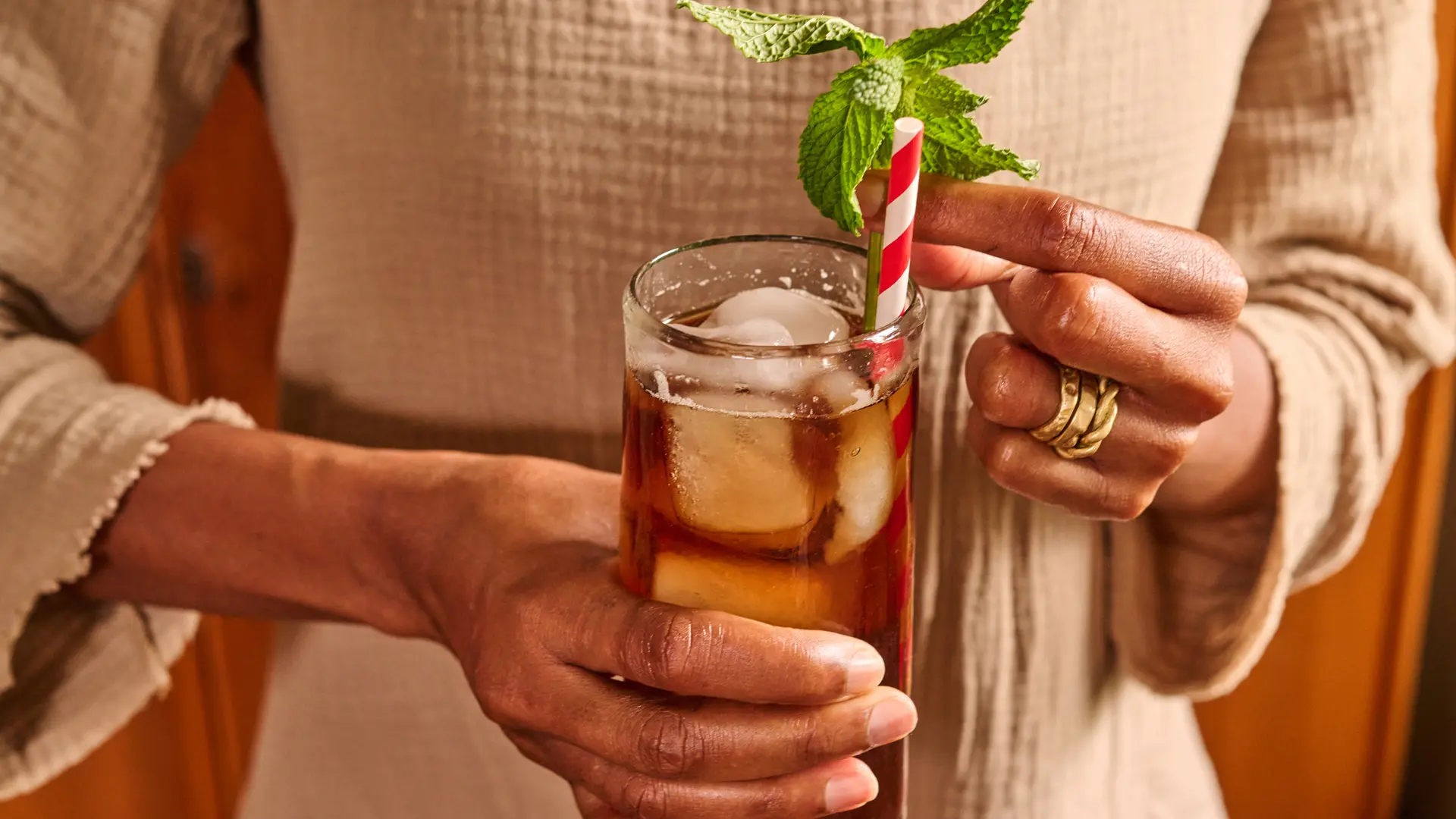 Porch Sipper Sweet Tea Cocktail Recipe – Luzianne® Tea